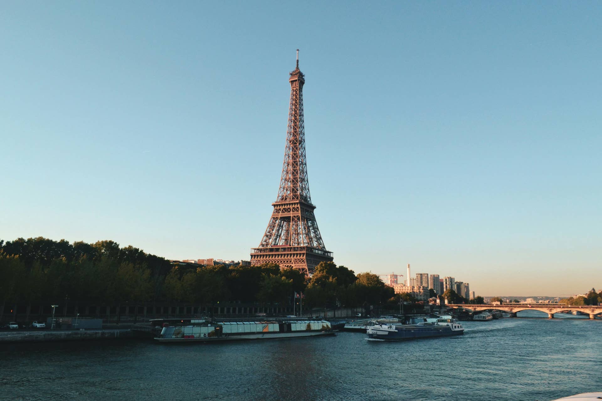 You Can Now See the Eiffel Tower From a Suspended Bridge - TravelHost