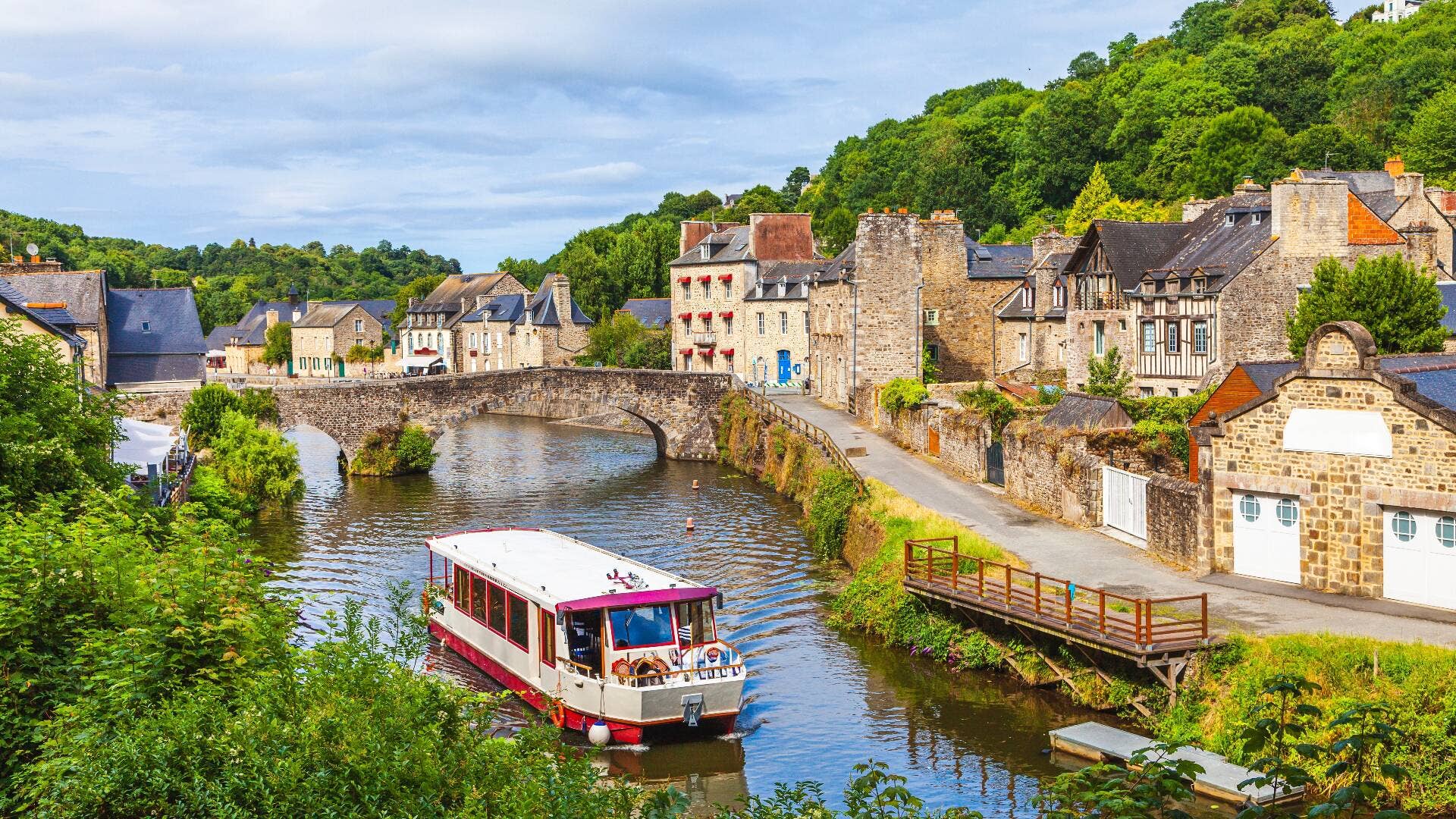 This medieval town in France looks straight out of a fairytale - TravelHost